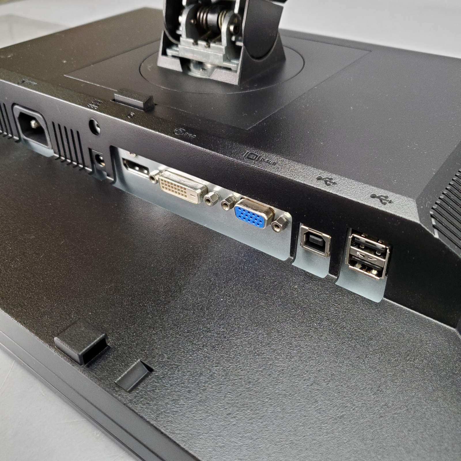 Dell P2210t 22" 1680x1050 DisplayPort VGA DVI-D LCD Monitor - Tested | eBay