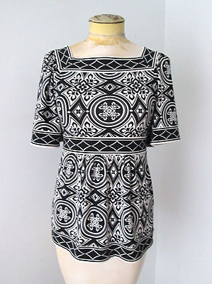 BCBG MAX AZRIA silky poly stretchy knit tile print baby doll top black ...