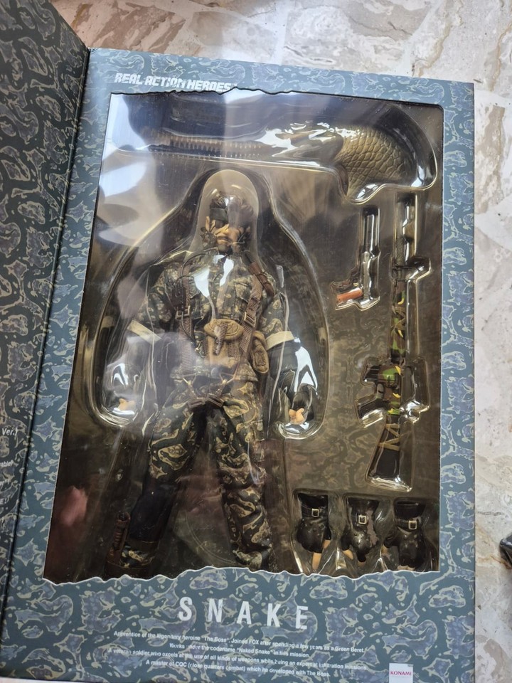 Metal Gear Solid 3 Snake Eater Camouflage Ver. 1:6 Action Figure RAH ...