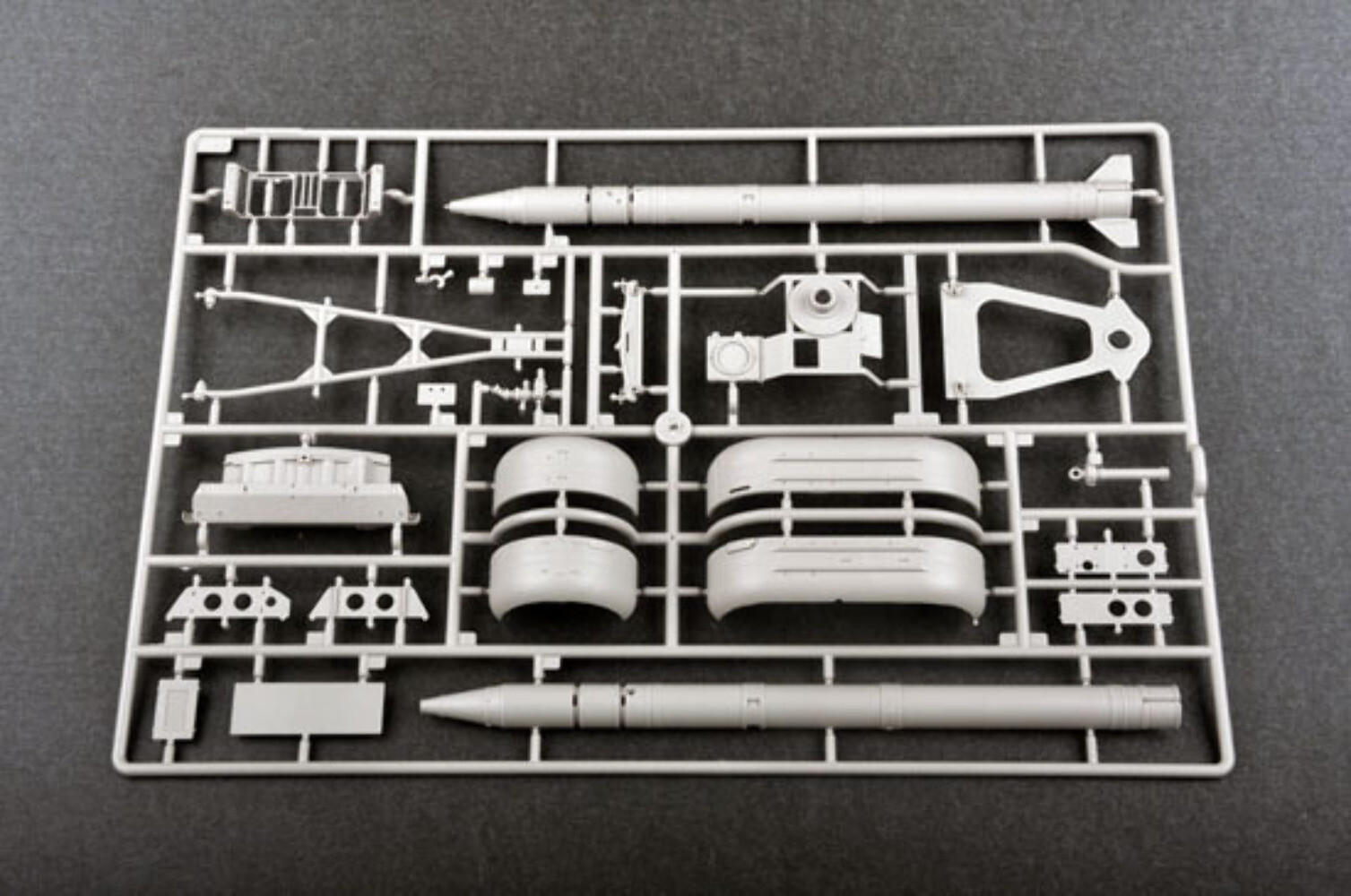 Trumpeter 1/35 01025 RUSSIAN 9P113 TEL WITH 9M21 ROCKET OF 9K52 LUNA-M ...