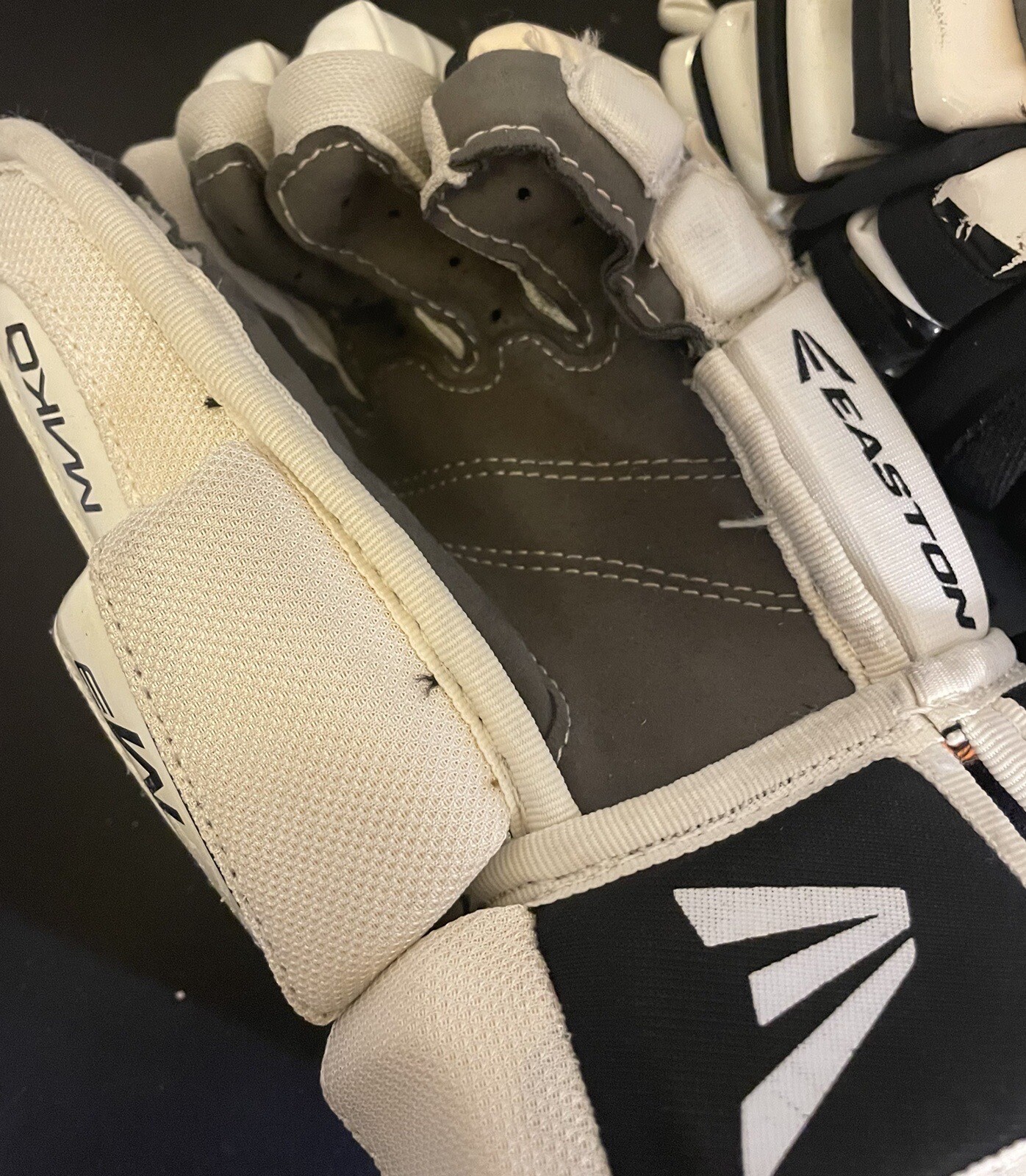 Easton MAKO M3 JR 11” / 28cm Size M Hockey Gloves Black & White Youth ...