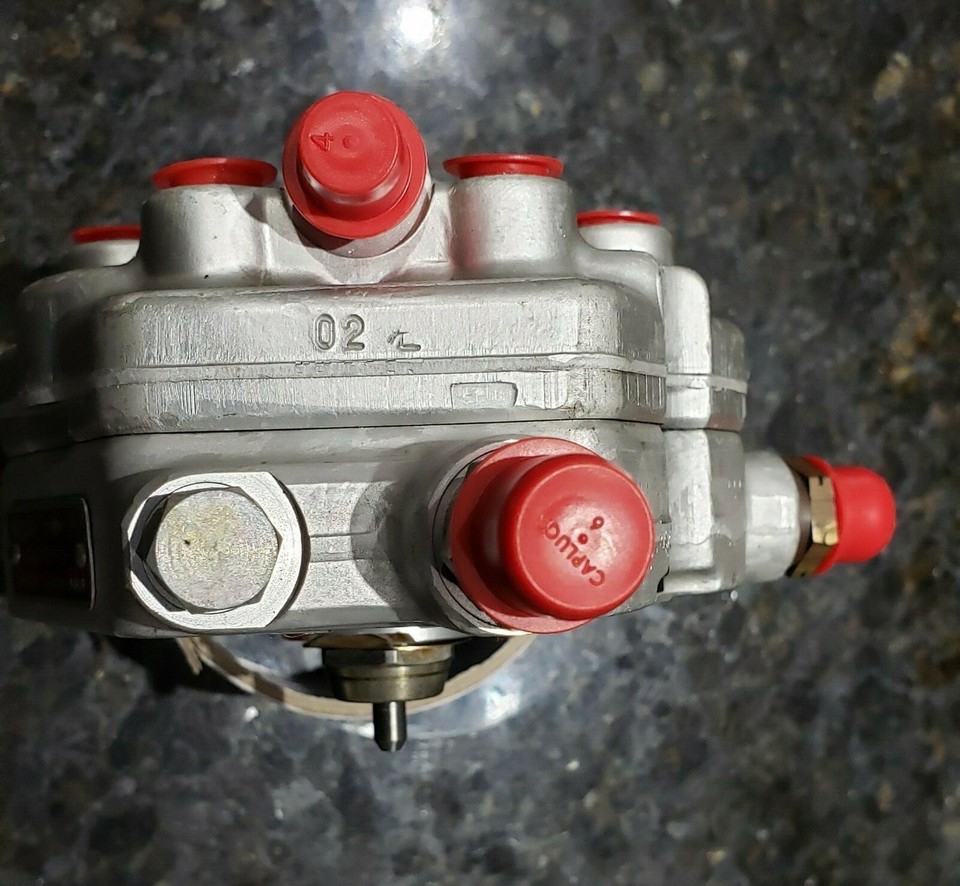 OEM GENUINE MBENZ A0000742013 190E 2.3 FUEL DISTRIBUTOR BOSCH ...