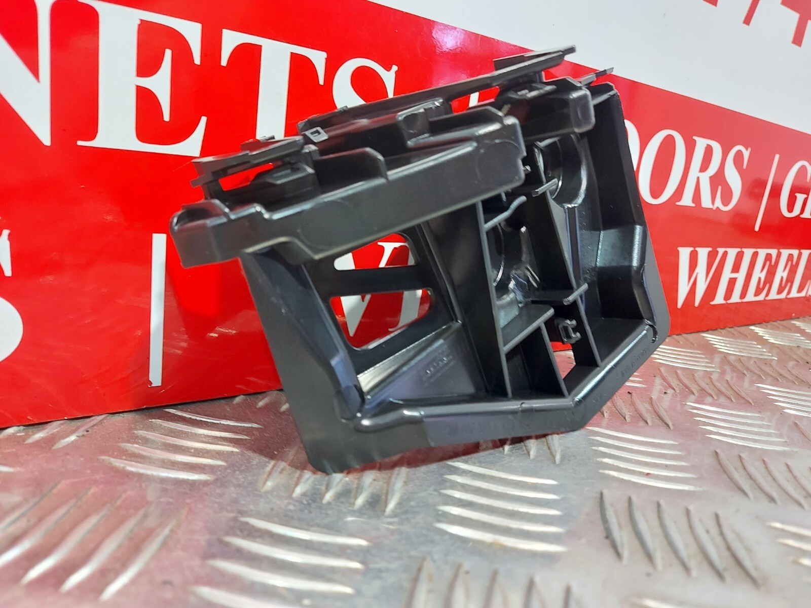 Volkswagen Tiguan 2018 Onwards 5NA807393A Left Side Rear Bumper Bracket ...