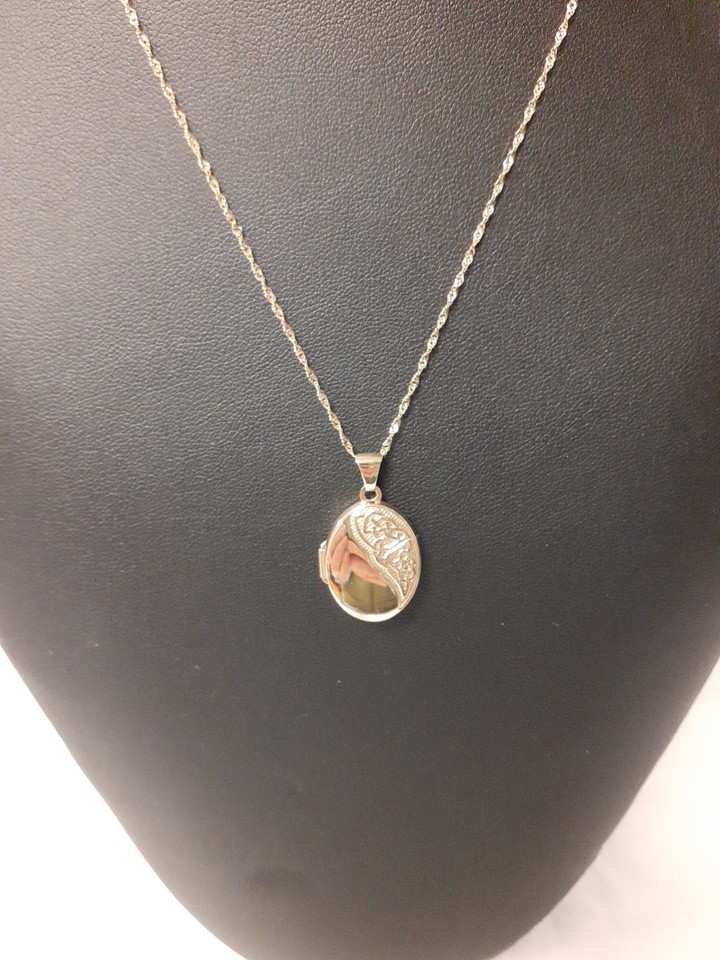 Milton's 9ct Gold Oval Celtic Pattern Locket/ 42 cm 9ct Gold Chain. 2.7 ...