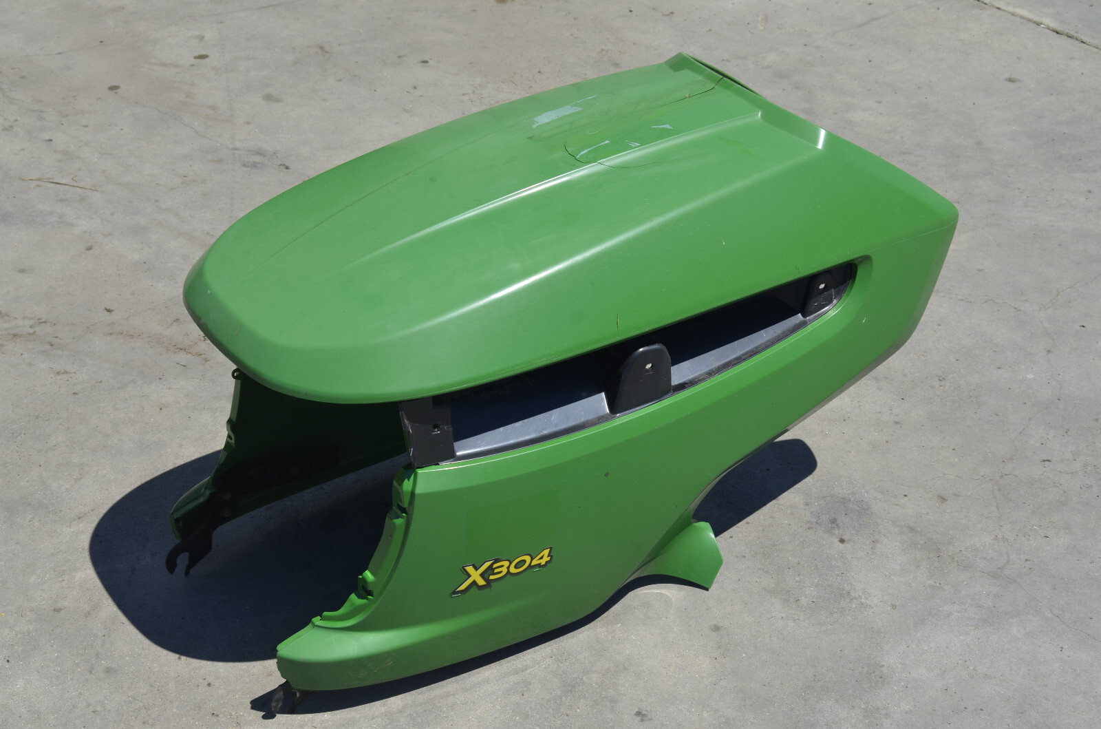 John Deere X304 Hood M152313 LARGE CRACK | eBay