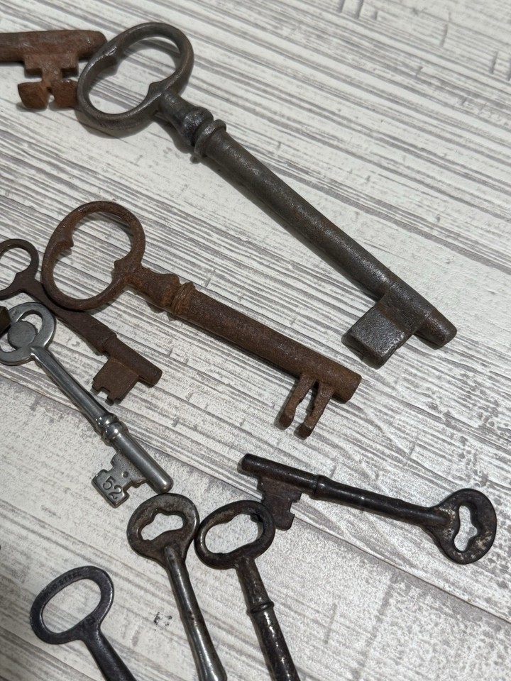Lot Of 23 Old Rusty Crusty Dirty Sold Tip Skeleton Keys Door Furniture ...