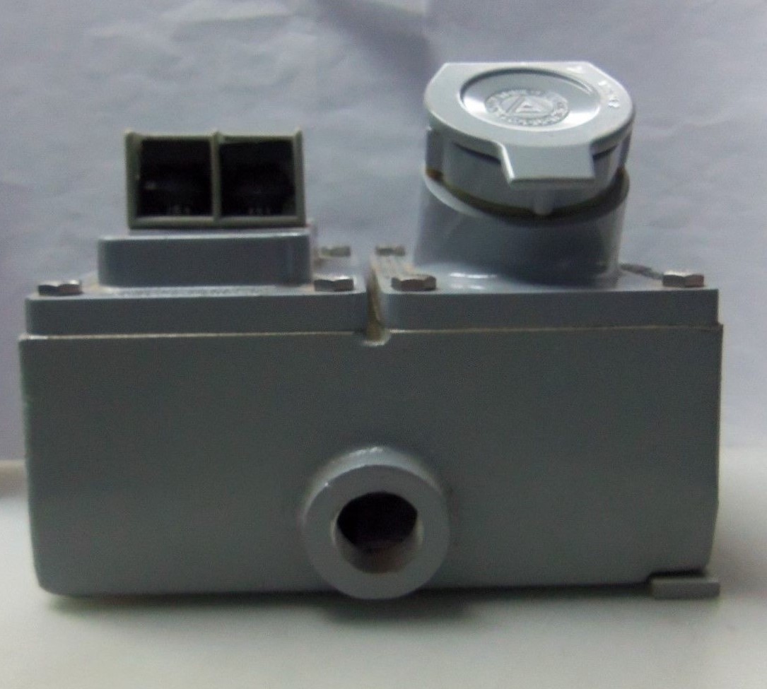 Nice Appleton ECS6GFI2023 Explosion Proof Ground Fault & Receptacle ...