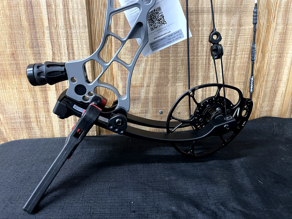 Darton Archery Sequel 31 ST 60lb Grey Riser Black Limbs RH BRAND NEW | eBay
