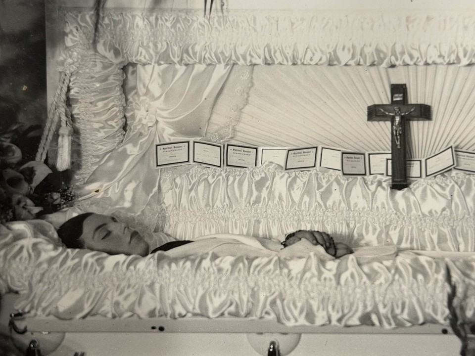 Antique Post Mortem Photo Girl / Woman In Coffin W/ Cross Detroit MI | eBay