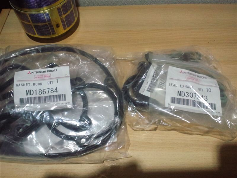 MITSUBISHI Genuine Valve Cover Gasket & Plug Seals 4G63 MD186785 x4 ...