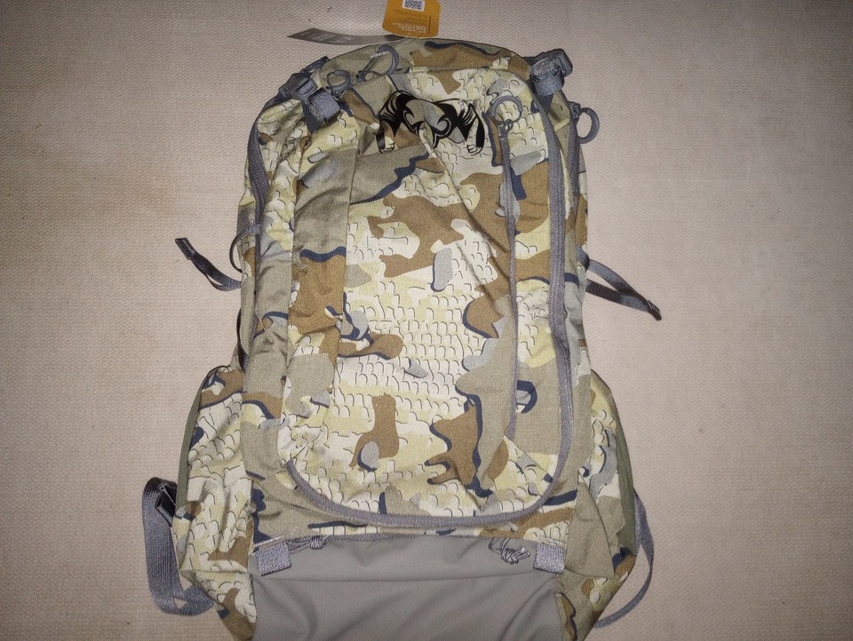 KUIU Divide 1500 Mid-Sized hunting day pack with organizational options ...