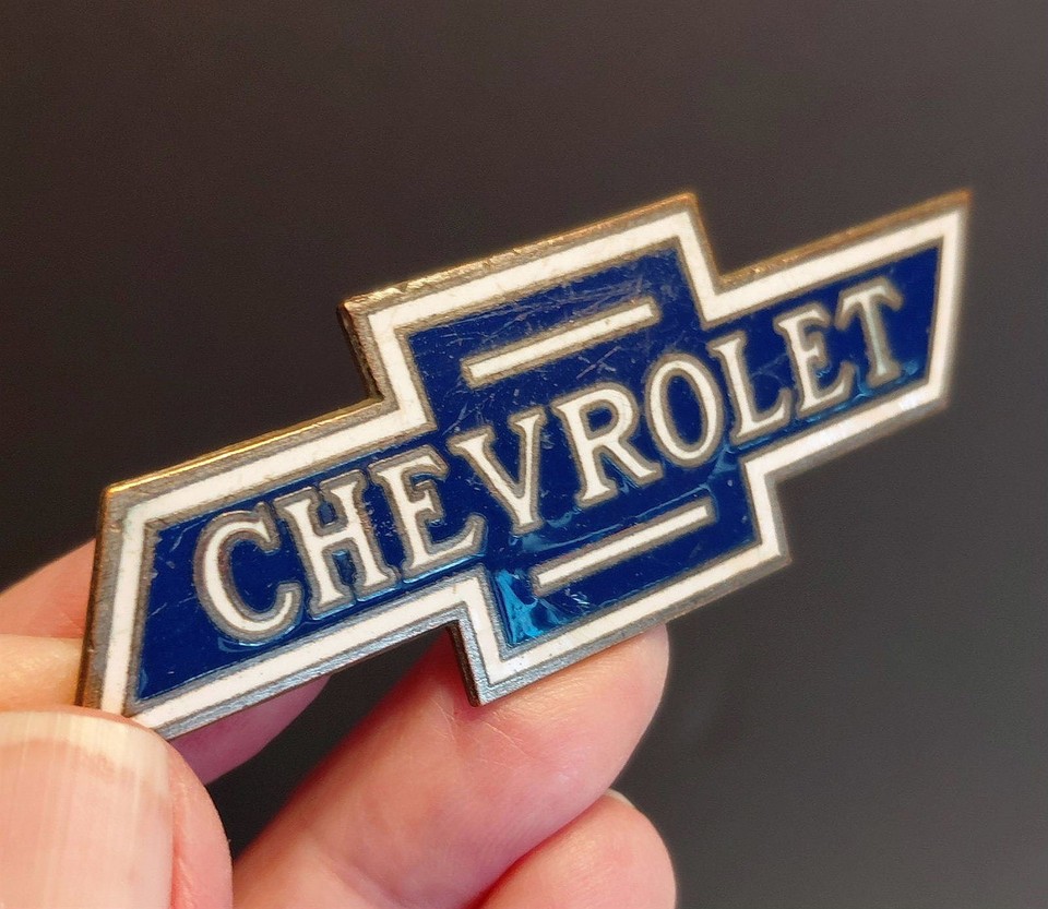 Original CHEVROLET Small Bowtie Enamel Badge Emblem 1932-33 DL Auld ...
