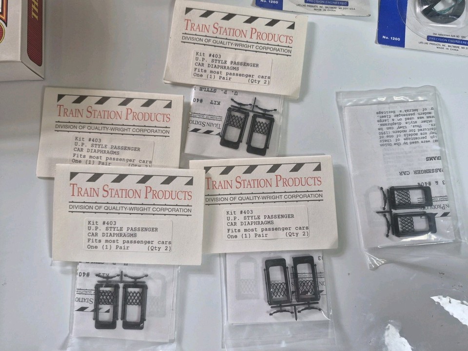 Lot 2 of 23 Vintage HO Scale Lights, Bulbs, Signs and Switches Mobil+ ...