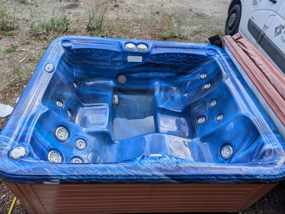 Second Hand Hot Tub - Emerald Spas 2200 x 1800 Blue Spa 14 Jet ...