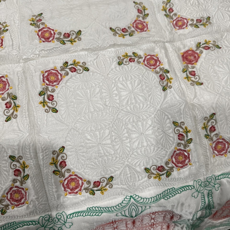 VTG Quilted Bedspread –White with Floral Wreaths & Pastel Border MCM ...