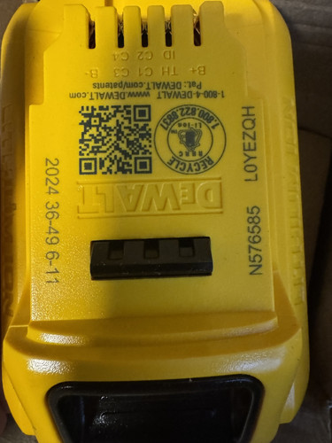 DEWALT DCB240 20V MAX 4Ah Compact Lithium Ion Battery W/ Dcb1104 ...