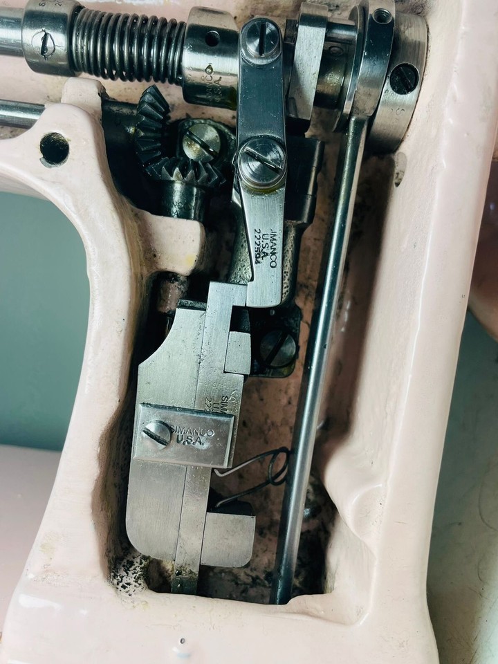 Singer 114w103 Chain stitch & Moss Stitch Embroidery Machine + table ...