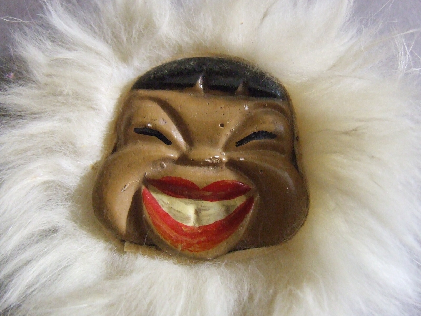VINTAGE CERAMIC ALASKA ESKIMO PIN BROOCH WITH FUR - Gem
