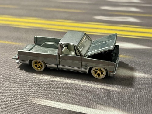 AUTO WORLD 1:64 Premium Series 2023 R2B 1985 Chevrolet Silverado RAW ...