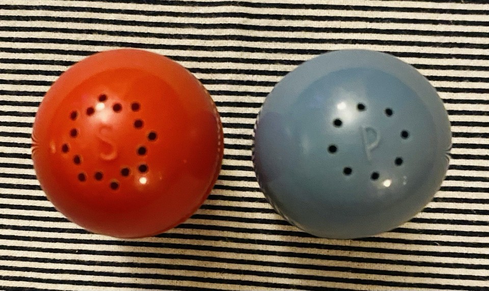 VTG Sault Ste. Marie Canada Salt & Pepper Shaker Atomic Bomb Rocket Red ...