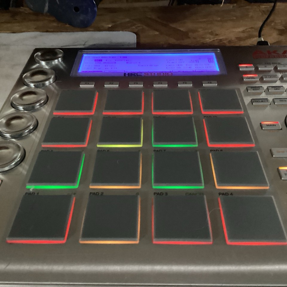 AKAI Professional MPC Studio Silver Compact MIDI Controller for Music ...