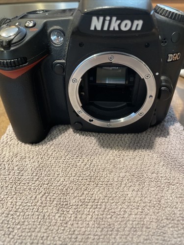 Nikon D90 12.3 MP F-Mount Digital SLR - (Body Only) - FOR PARTS - STUCK ...