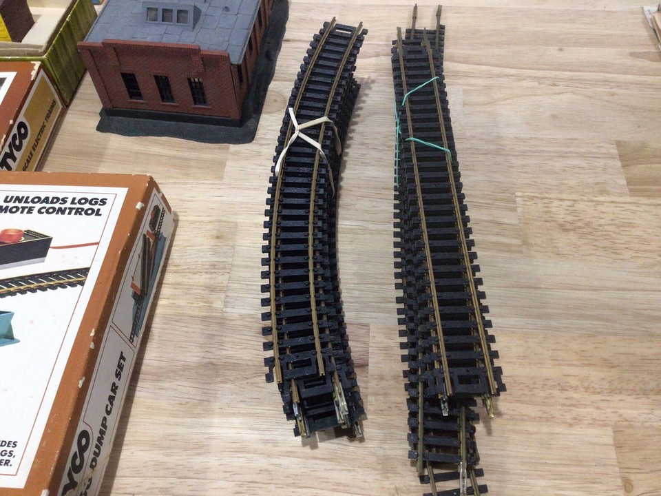 Vintage Tyco Chattanooga HO Scale Train Set, Cars, Track, Buildings ...