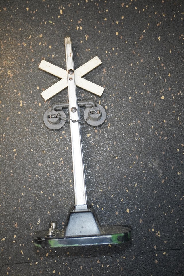 Vintage O Scale Lionel Railroad Crossing Signal for Parts | eBay