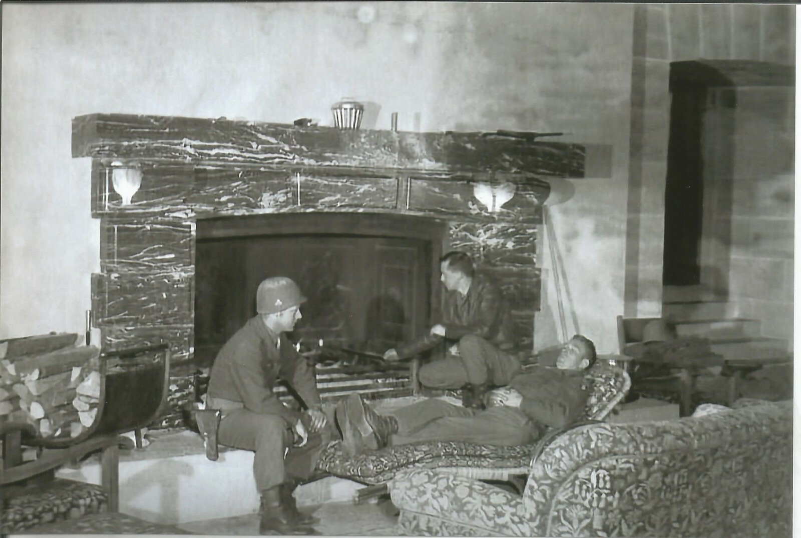 WW II Usa Photo -- GI Soldiers Inside “Berghof” - Berchtesgaden... | eBay