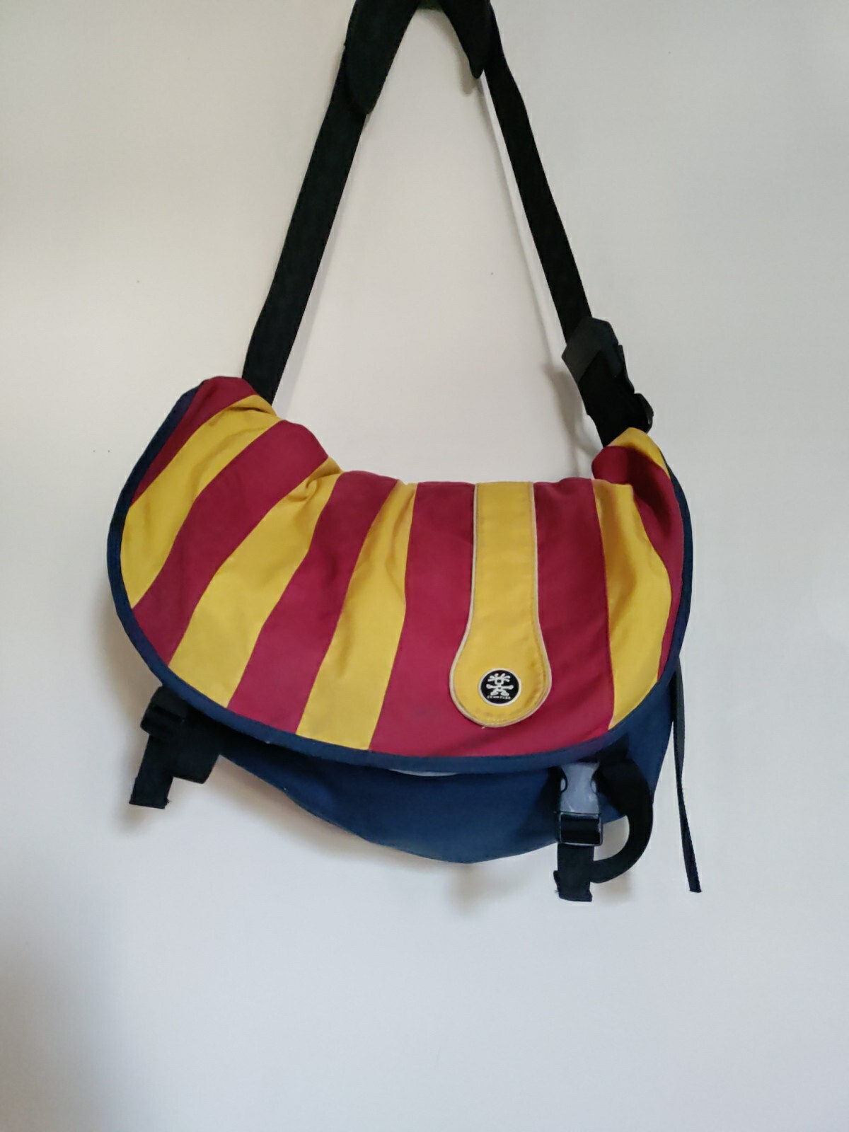 Crumpler messenger bag, the Barney Rustle blanket, ye… - Gem