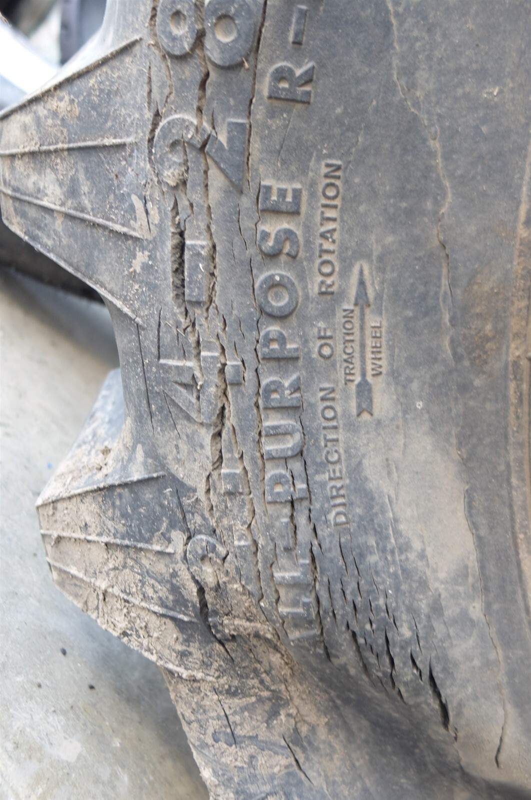 62 - 65 Early Ford 4000 Tractor 801 901 rear back wheel rim and tire | eBay