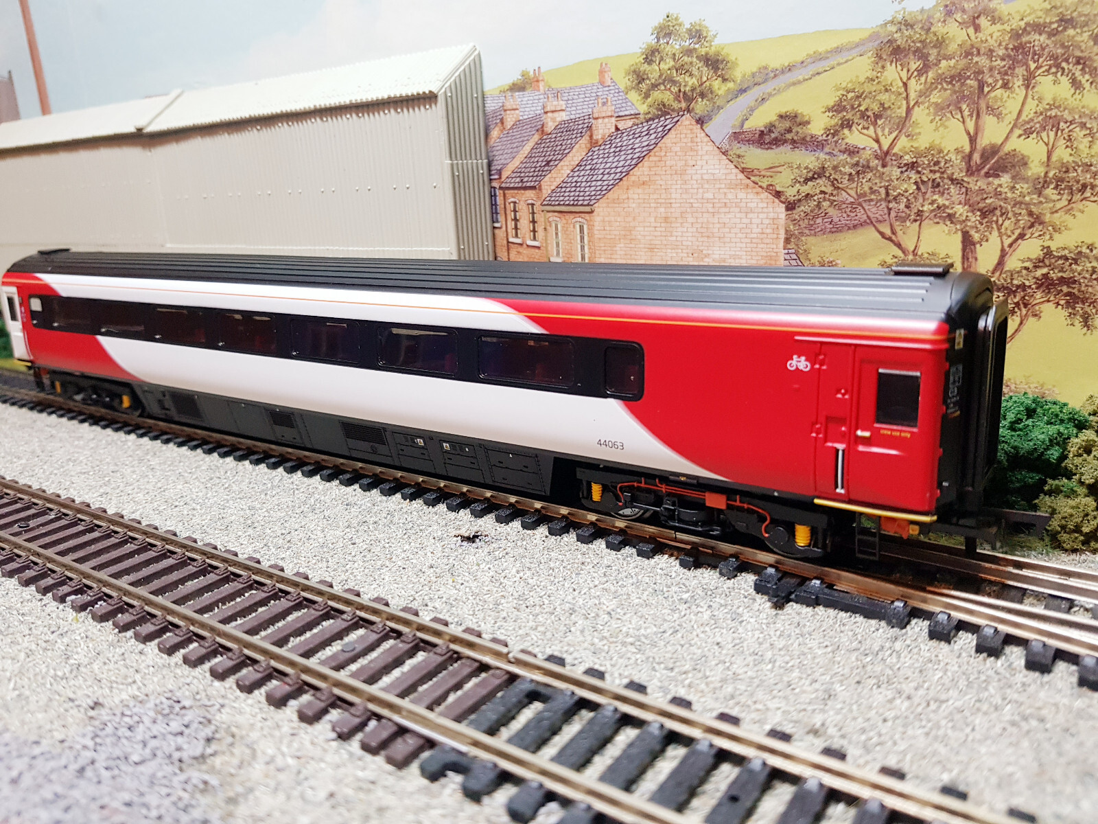 Hornby R40252 OO Gauge LNER Mk3 Trailer Guard Standard (TGS) Coach ...