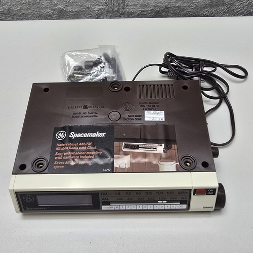GE Spacemaker 7-4212 Undercabinet Kitchen Radio Clock AM/FM Vintage New ...