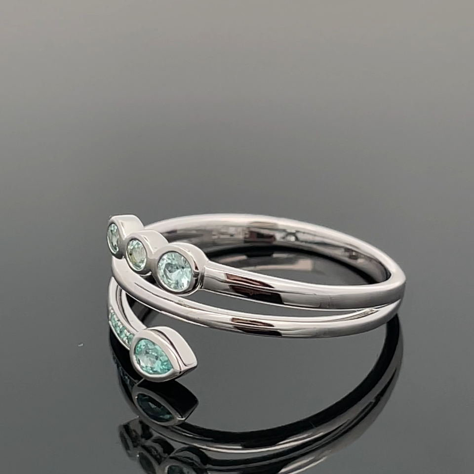 RING GR. 17 (CA.53) AUS 585/- WG MIT PARAIBA-TURMALIN FACETTENREICH ...