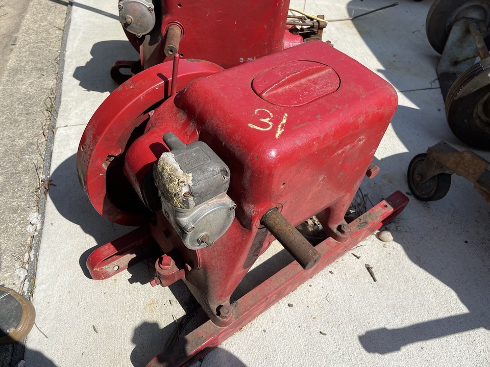 2 IHC International LA LB 1 1/2 - 2 1/2 HP Hit Miss Gas Engines Will ...