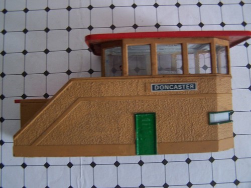 MODEL RAILWAY, HORNBY DUBLO, SIGNAL BOX, OO GAUGE, DONCASTER, VINTAGE ...