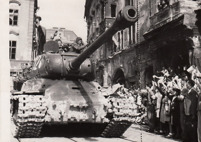 PRAGUE OFFENSIVE ~ RUSSIAN TANK ROLLS INTO PRAGUE AFTER FIGHTING ...