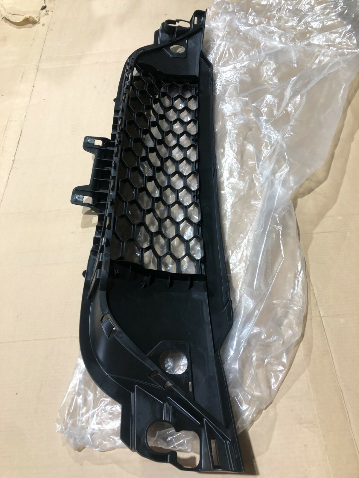 IVECO DAILY 2015 ONWARDS FRONT LOWER CENTRE BUMPER GRILL 5801529764 ...