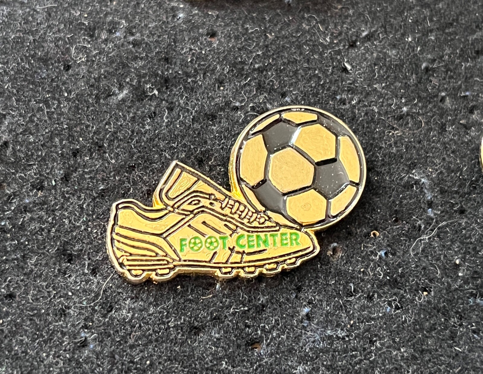 g PINS PIN ENAMEL FOOTBALL SOCCER FOOT CENTER | eBay