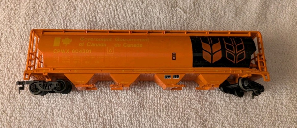 Bachmann HO Scale Government of Canada Cylindrical Grain Covered Hopper ...