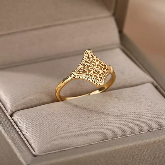 Vintage Filigree Floral Design In Bright Finish 10K Yellow Gold ...