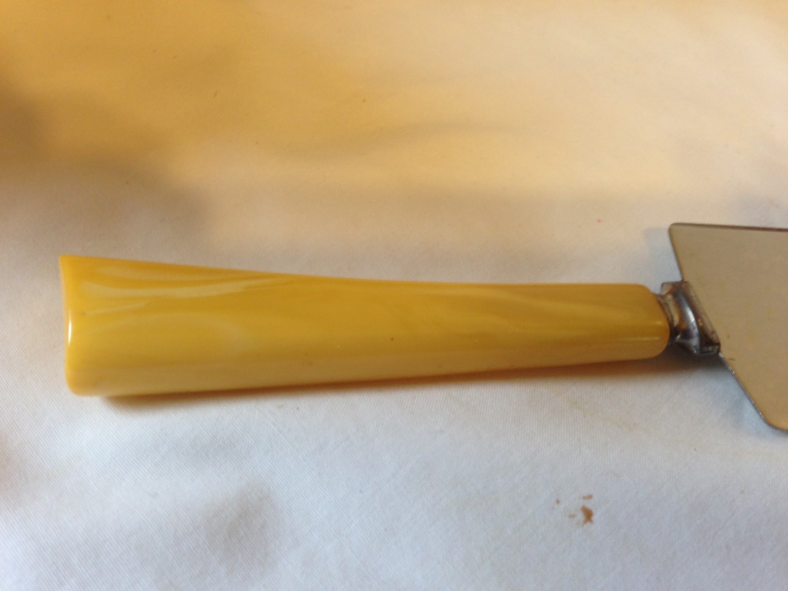VINTAGE STAINLESS STEEL SERATED CAKE CUTTER BUTTERSCOTCH BAKELITE ...
