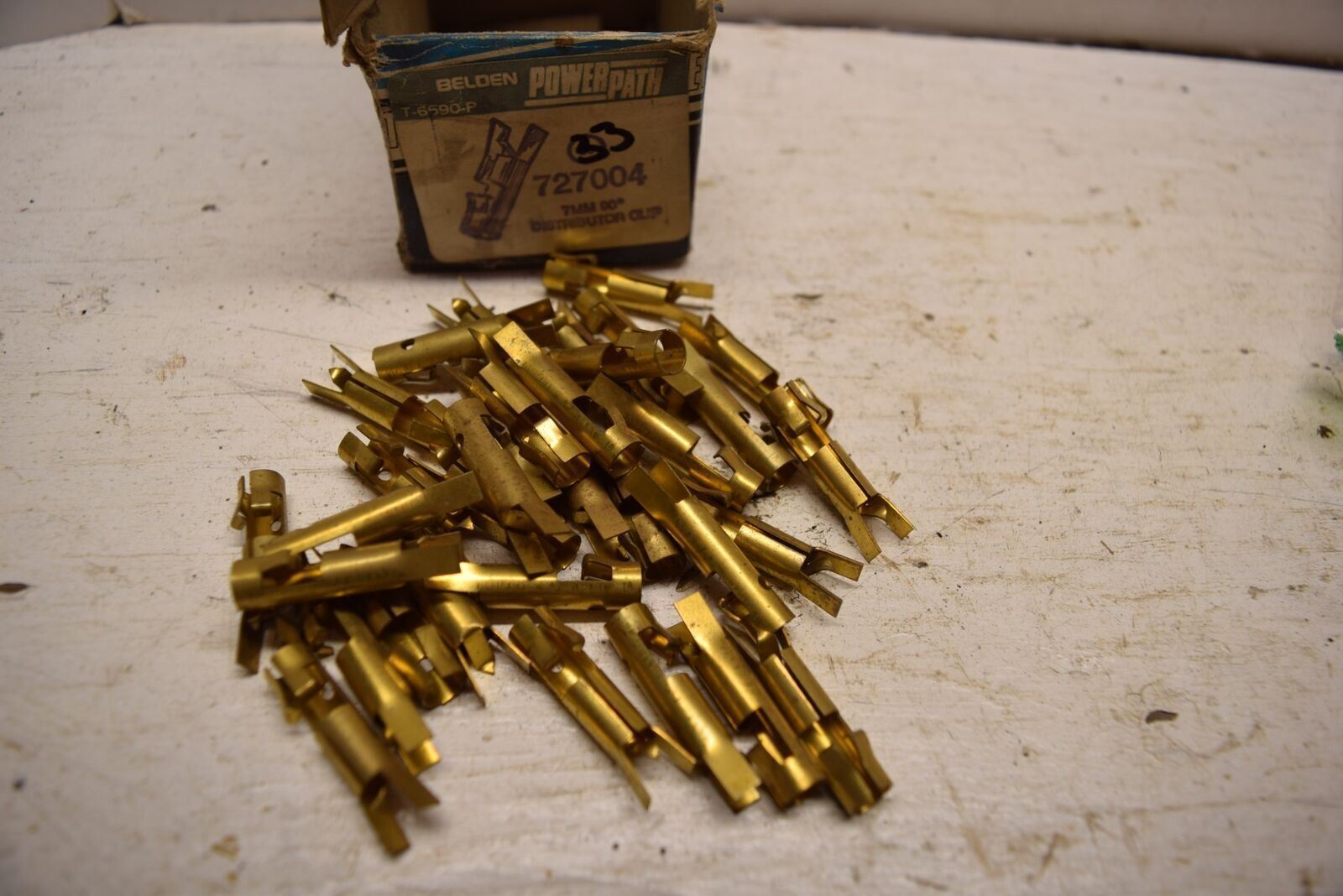 33x Belden 7 mm 90 Degree Distributor Clips 727004 - B20-93 | eBay