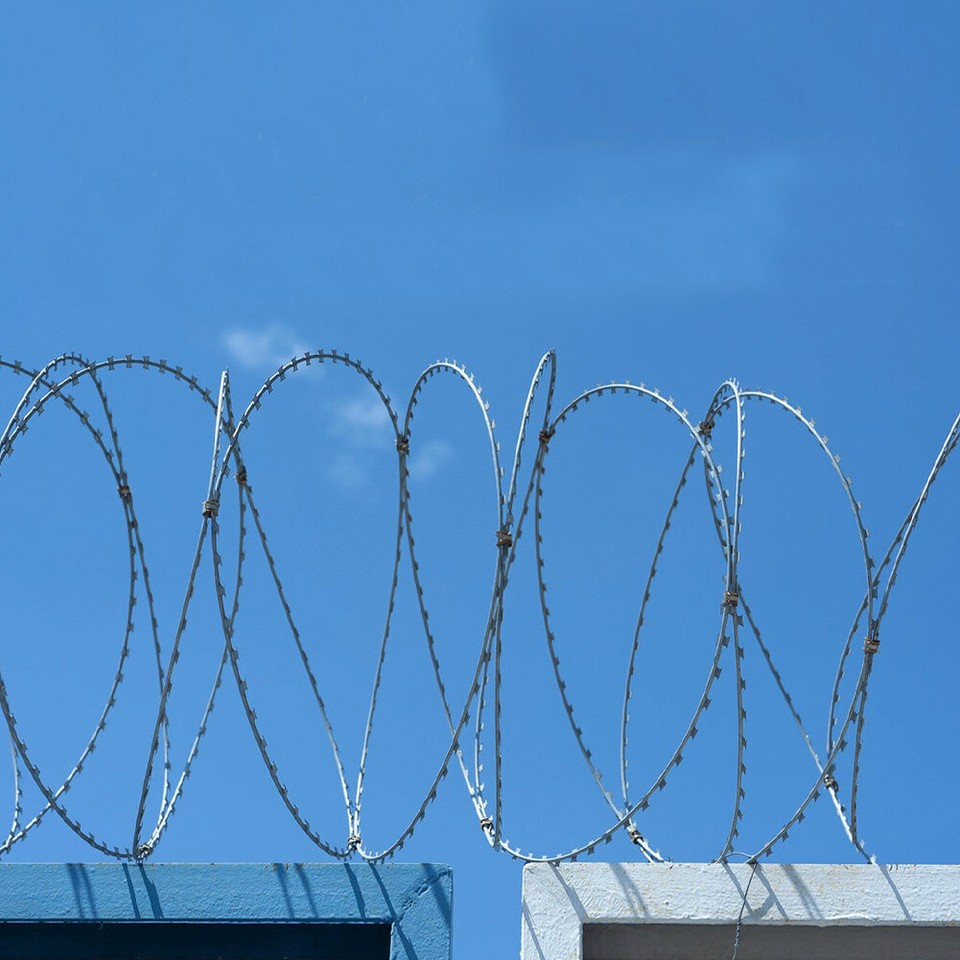 10MBarbed Razor Wire Bracket Rolls Galvanised Front Facing Wall Fence ...