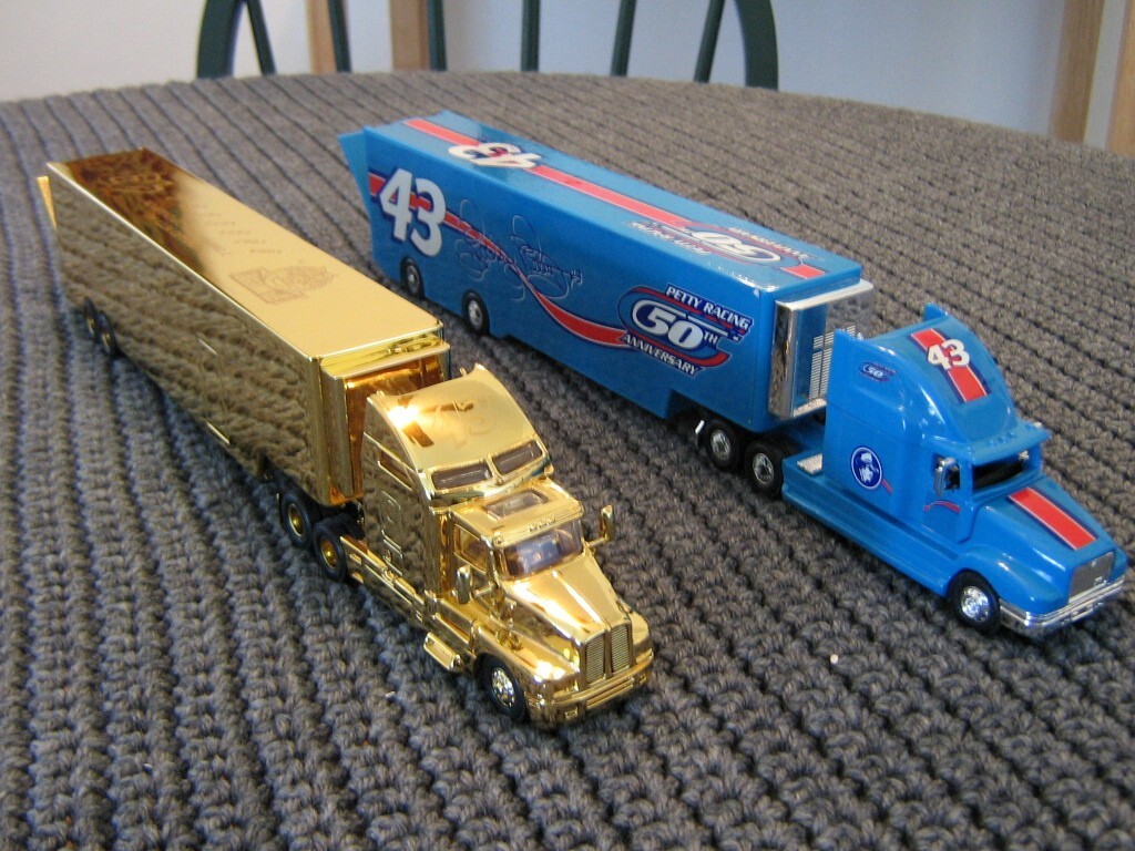 1/64 RICHARD PETTY 50th ANNIVERSARY / GOLD / BLUE TRANSPORTER SEMI ...