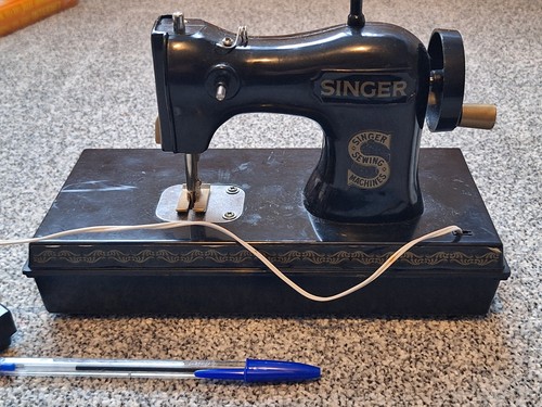 Mini Singer Sewing Machine Battery operated with pedal black vintage ...