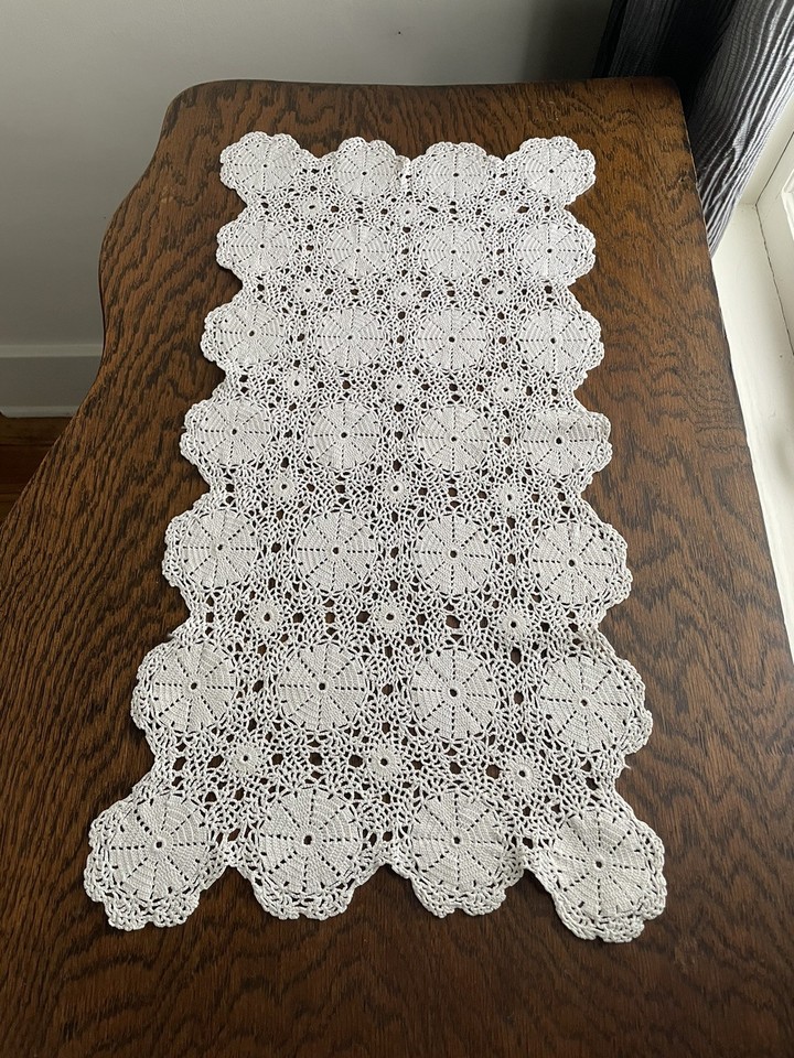 Vintage Table Centerpiece Runner/Dresser Scarf Medallion Pattern 25” X ...