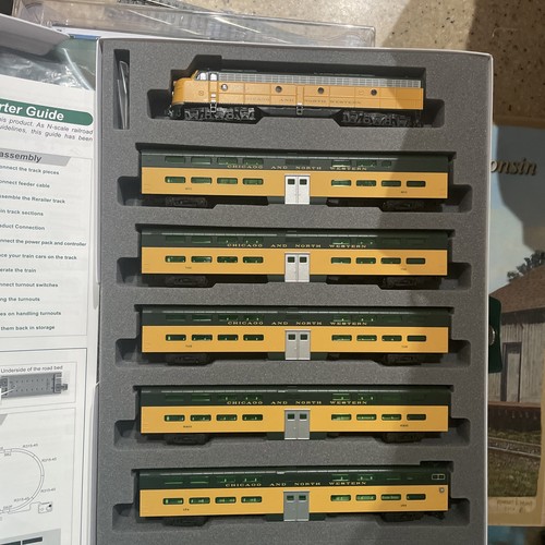 KATO N-Scale 106-104 C&NW EMD E8A and Pullman Bi-Level "400" Train 6 ...