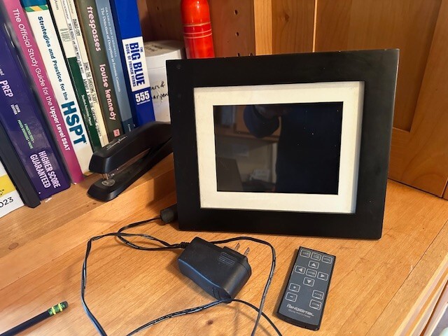 "Pandigital PAN7000DW 7"" LCD Digital Picture Frame | 1GB | xD-Picture ...