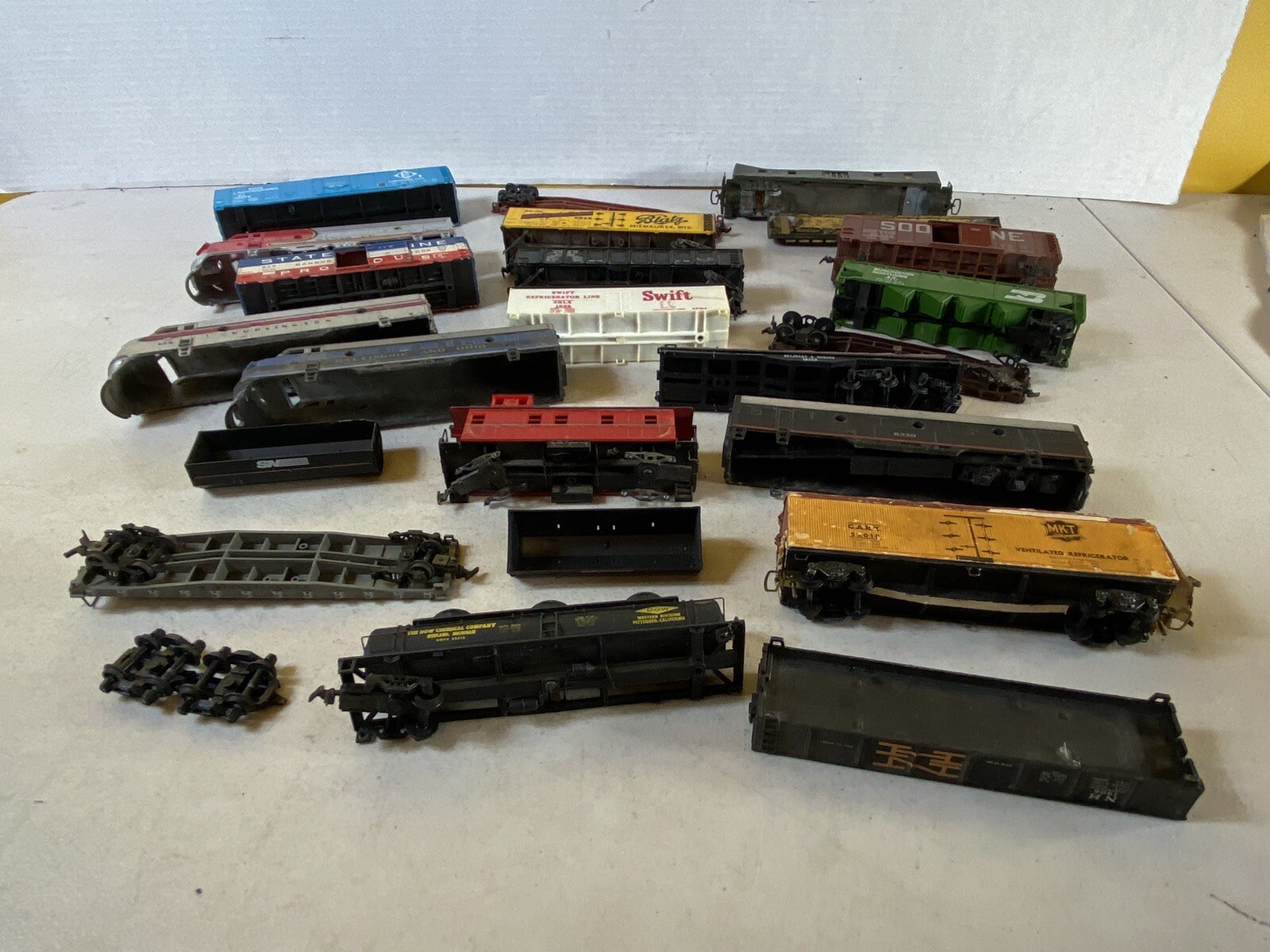 Vintage HO Gauge Model Train Cars Railroad Parts Lot customs shells ...